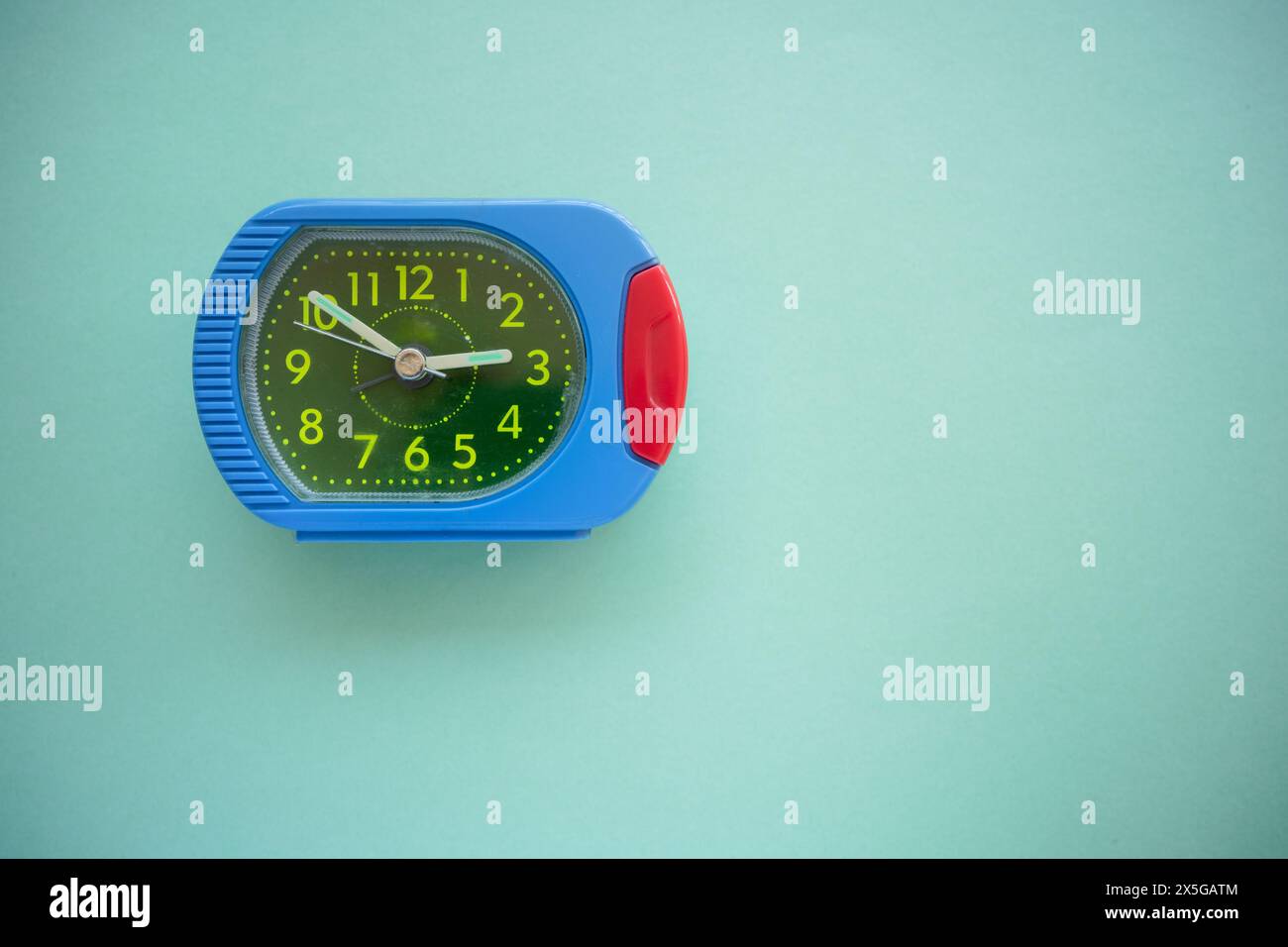 Old fashioned alarm hi-res stock photography and images - Alamy