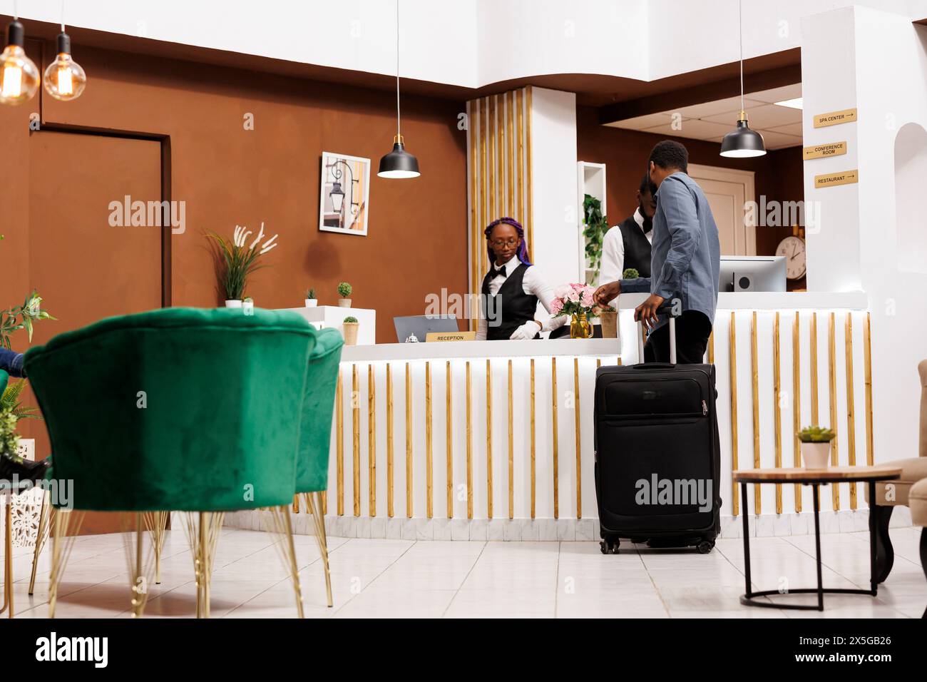 African manager talking receptionist hi-res stock photography and ...