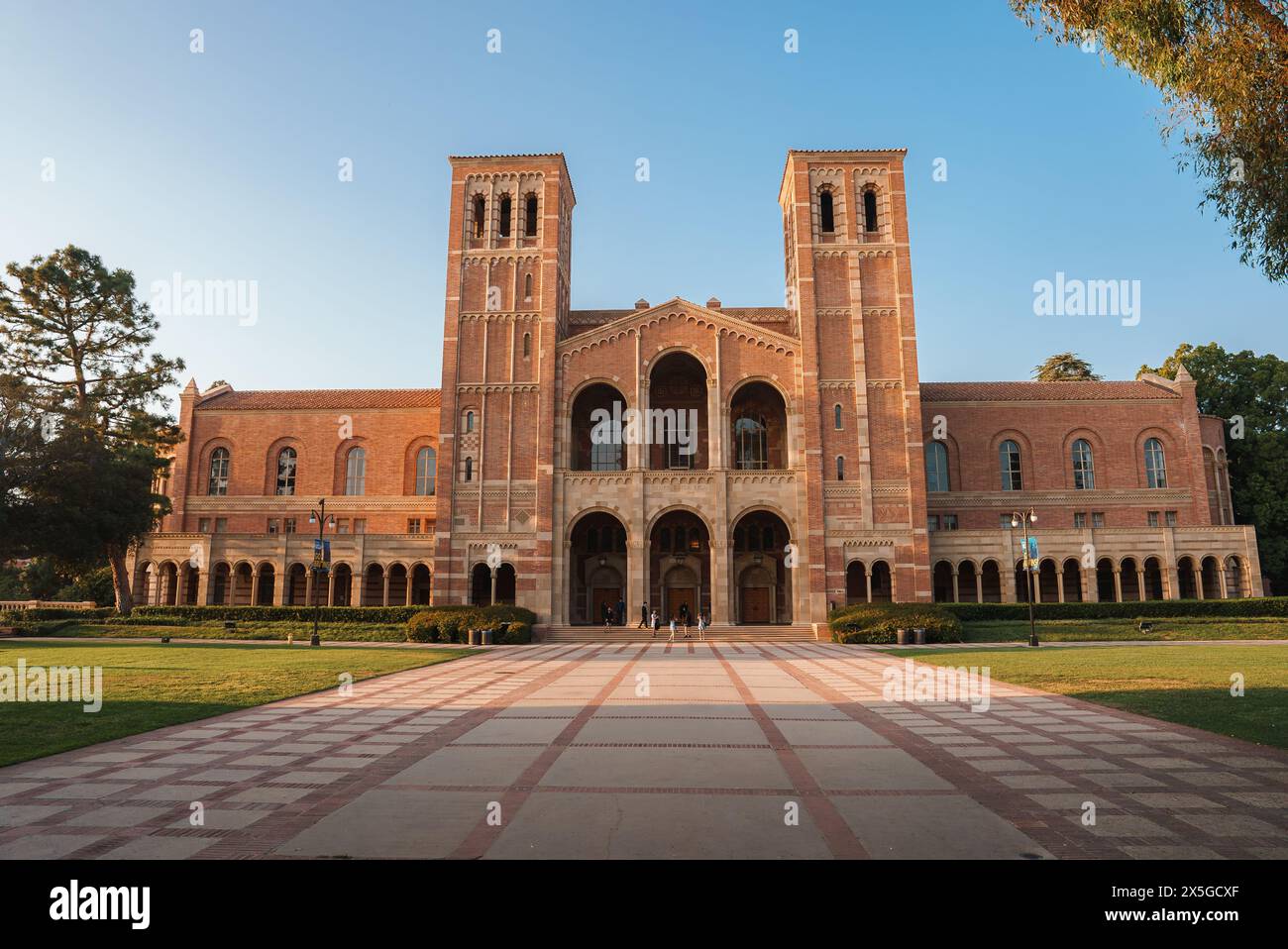 UCLA Bruin Bear on the University of California, Los Angeles, campus ...
