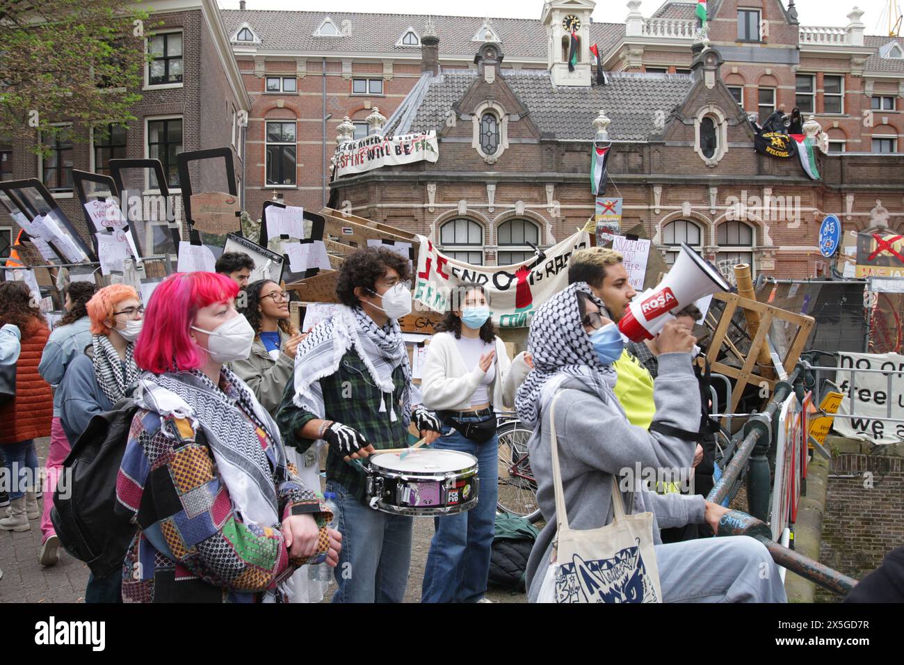 Pro-Palestinian students up a barricade protest against the ongoing ...