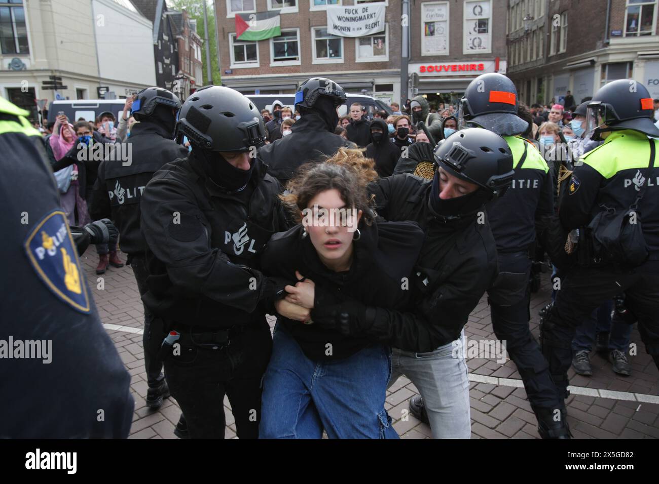 Dutch anti-riot police break through barricades set by students pro ...