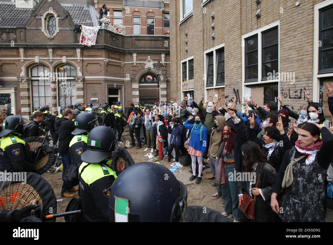 Dutch anti-riot police break through barricades set by students pro ...