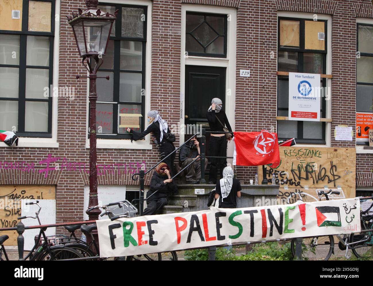 Pro-Palestinian students up a barricade protest against the ongoing ...