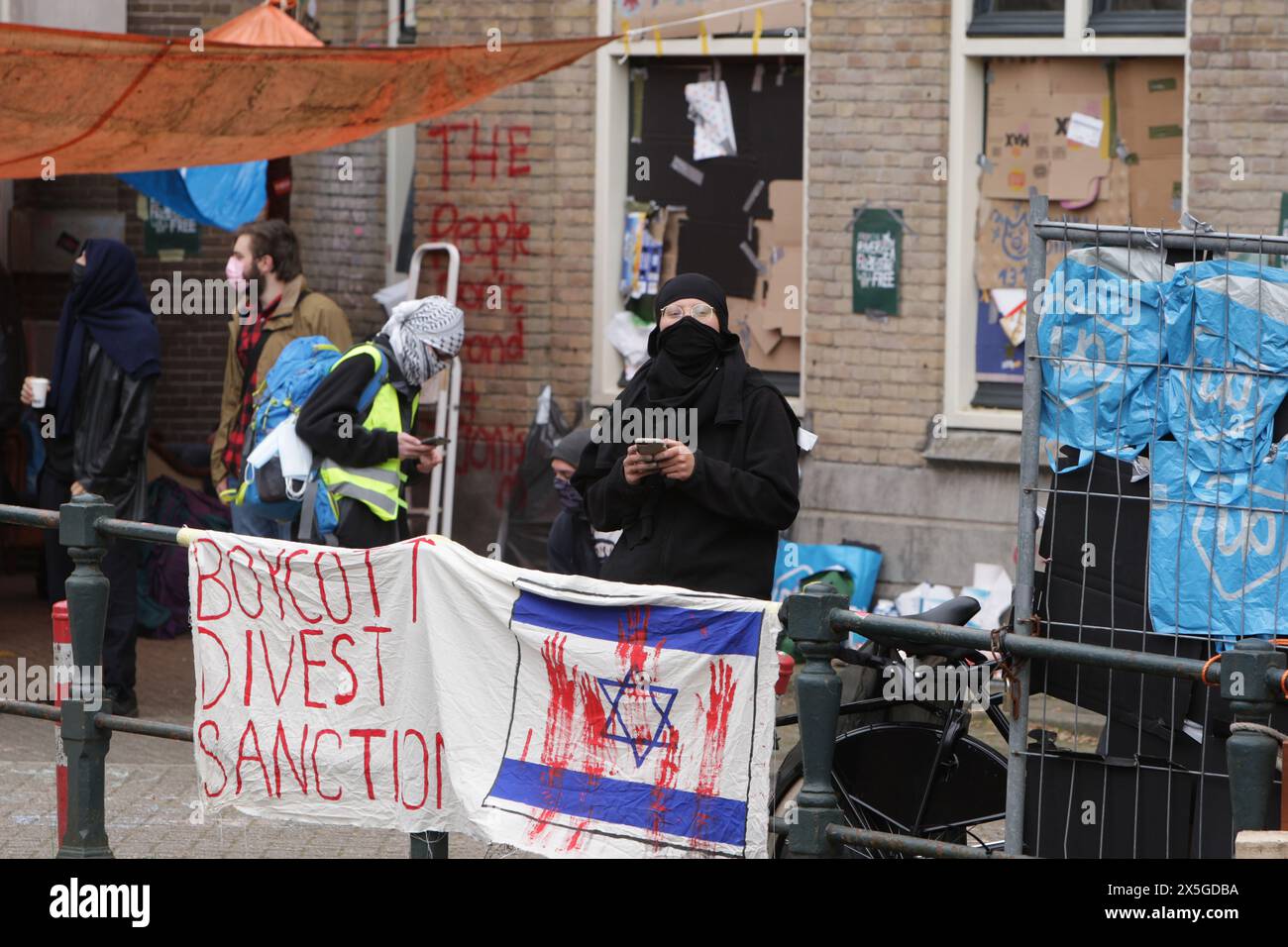 Pro-Palestinian students up a barricade protest against the ongoing ...