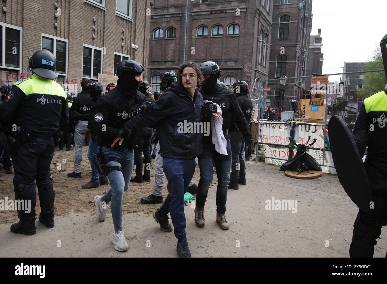Dutch anti-riot police break through barricades set by students pro ...