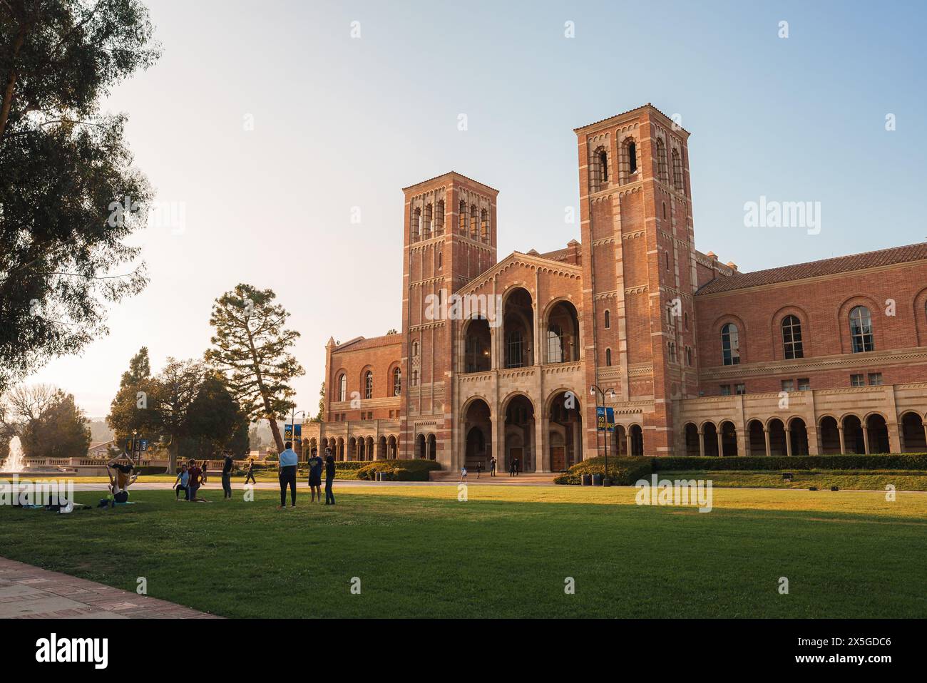 UCLA Bruin Bear on the University of California, Los Angeles, campus ...