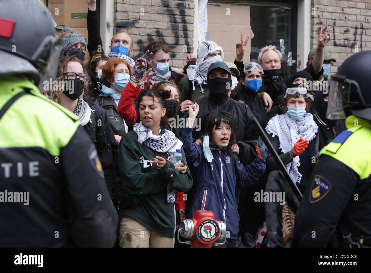 Dutch anti-riot police break through barricades set by students pro ...