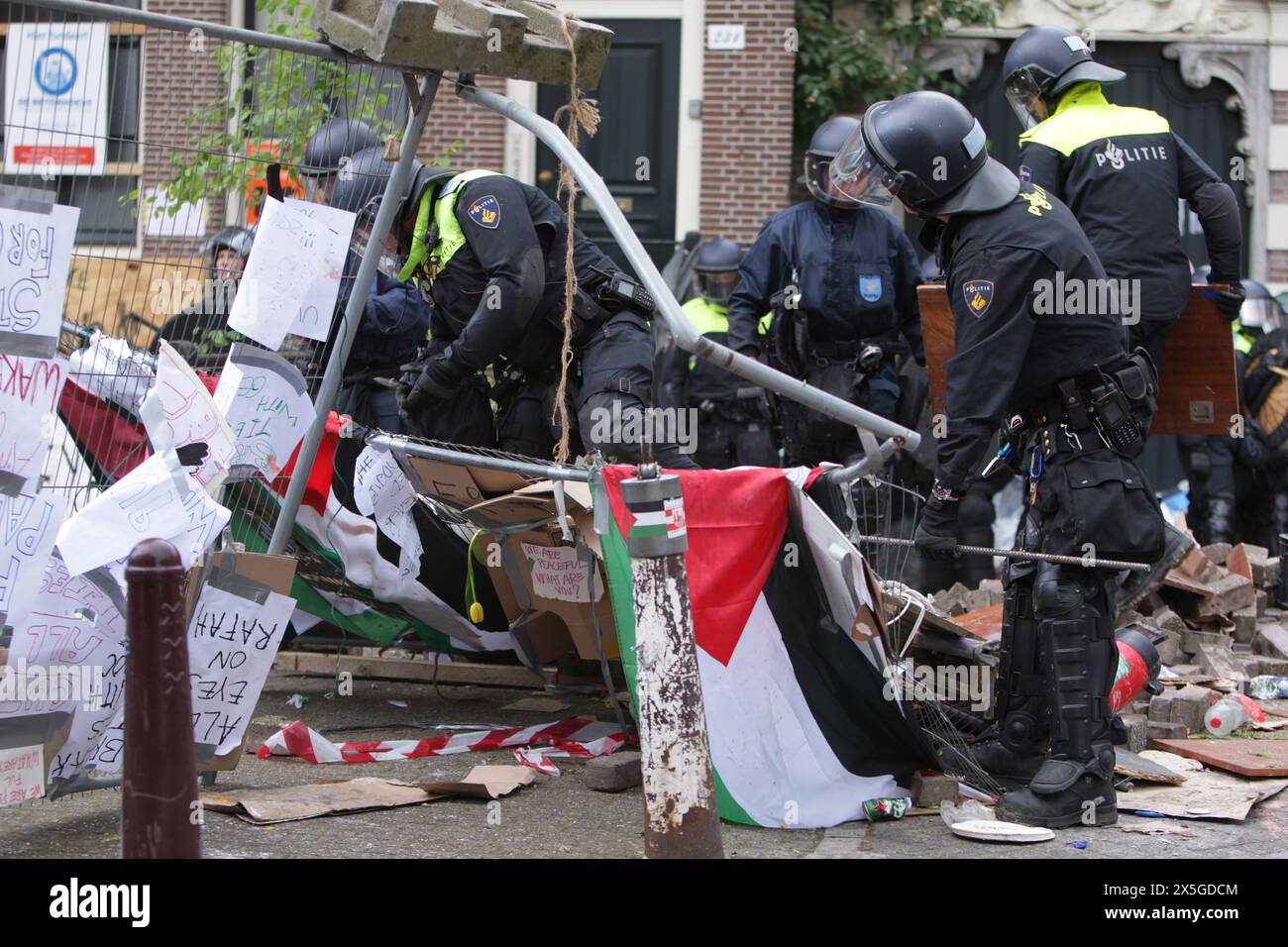 Dutch anti-riot police break through barricades set by students pro ...