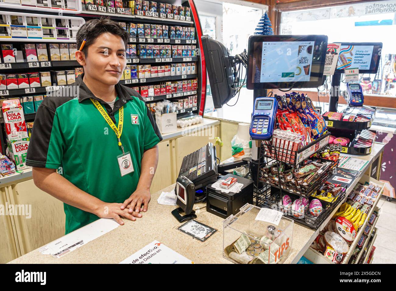 7 eleven america cashier hi-res stock photography and images - Alamy