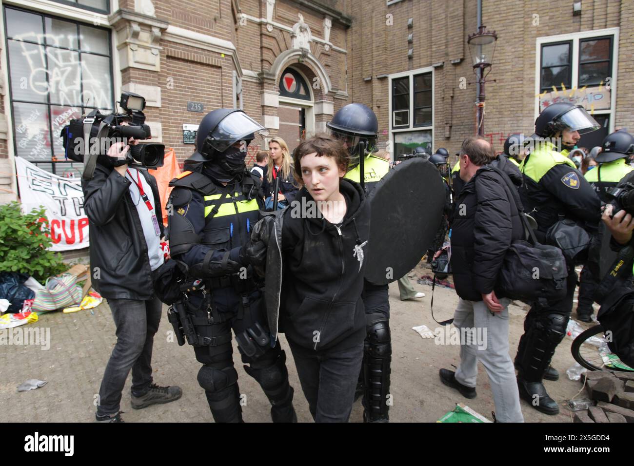 Dutch anti-riot police break through barricades set by students pro ...