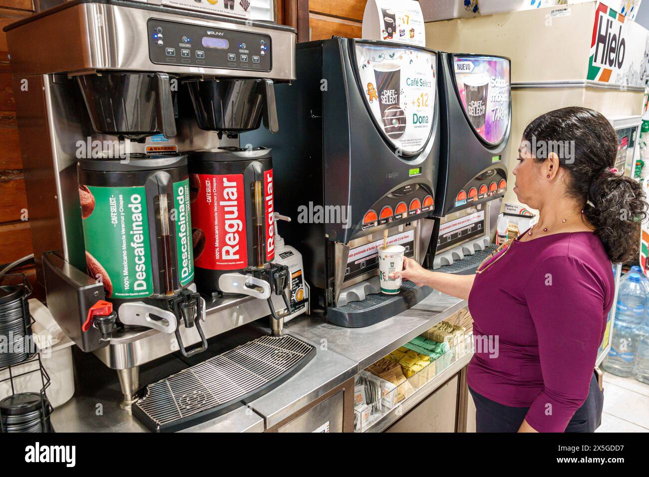 7 eleven interior hi-res stock photography and images - Alamy