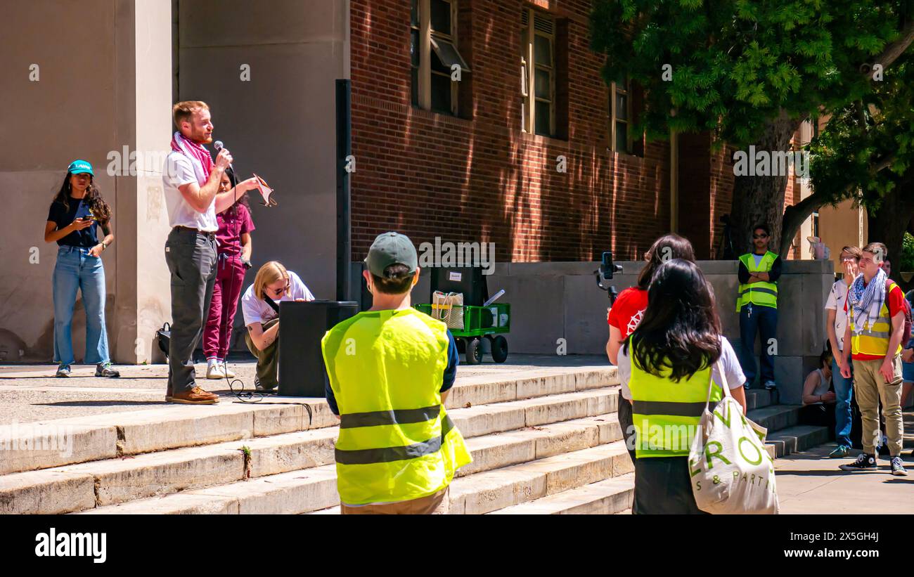 Los Angeles, USA. 9th May, 2024. A member of UAW 4811, the union ...