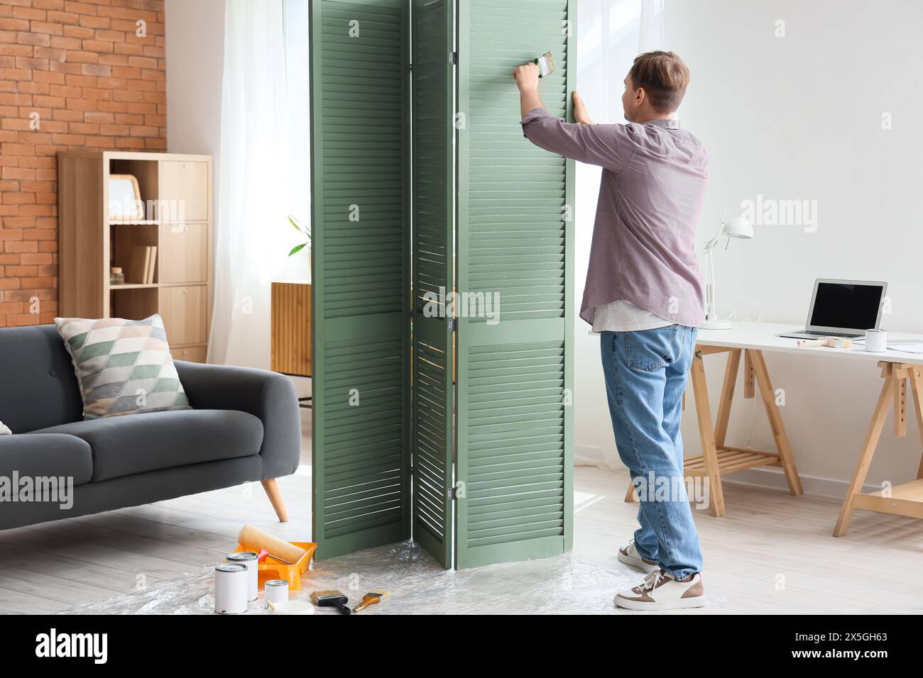 Green screen brush hi-res stock photography and images - Alamy