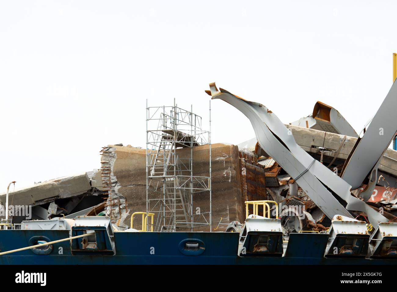 Dundalk, United States of America. 02 May, 2024. Salvage crews begin ...