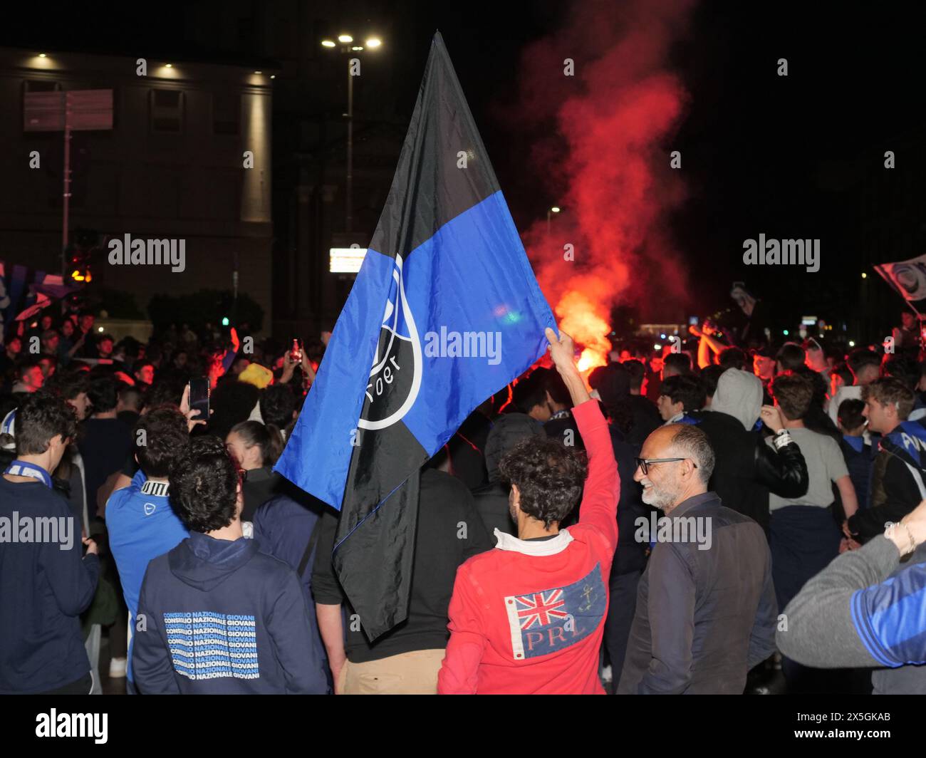 Thousands of fans in the city center to celebrate Atalanta's historic ...