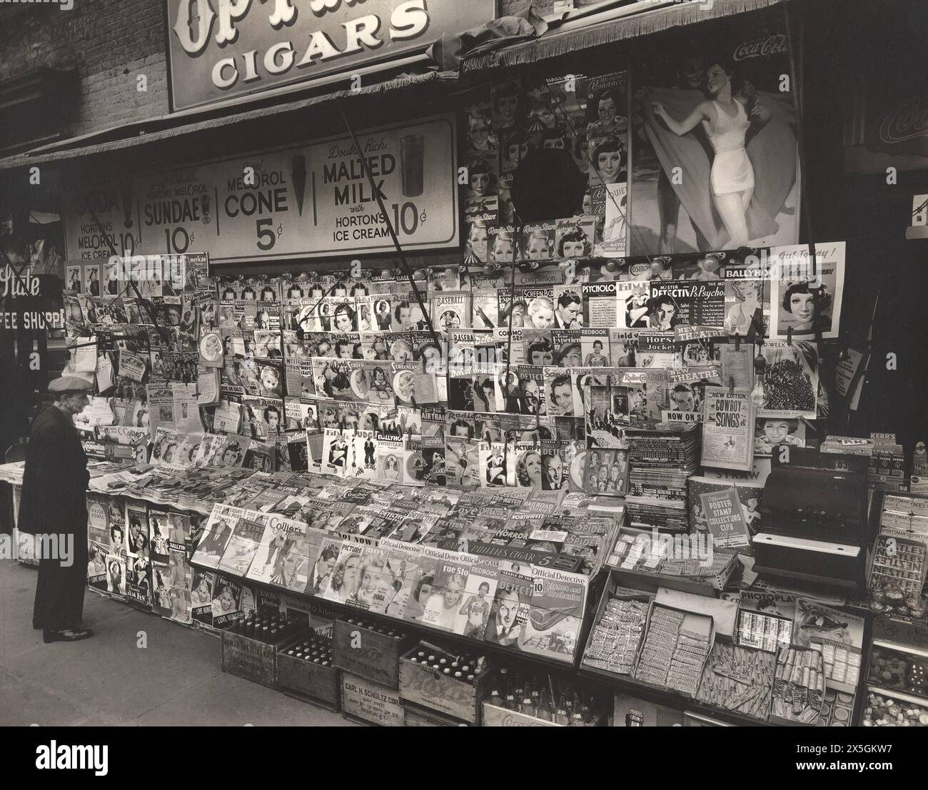 Newsstand, 32nd Street and Third Avenue, New York City, New York, USA ...