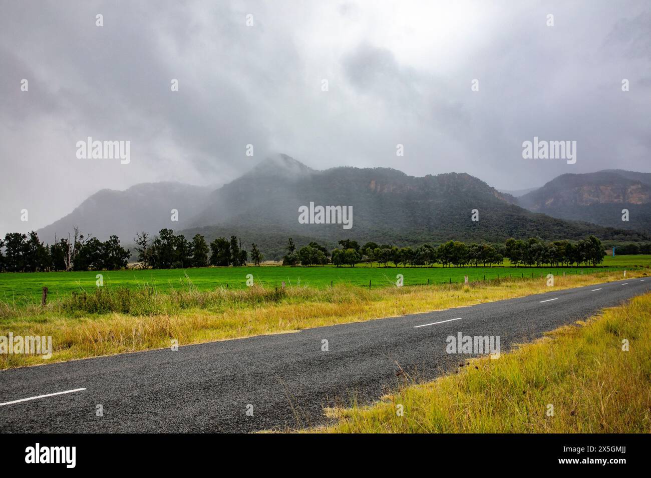 Capertee valley in New South Wales, sandstone cliffs in Wollemi ...