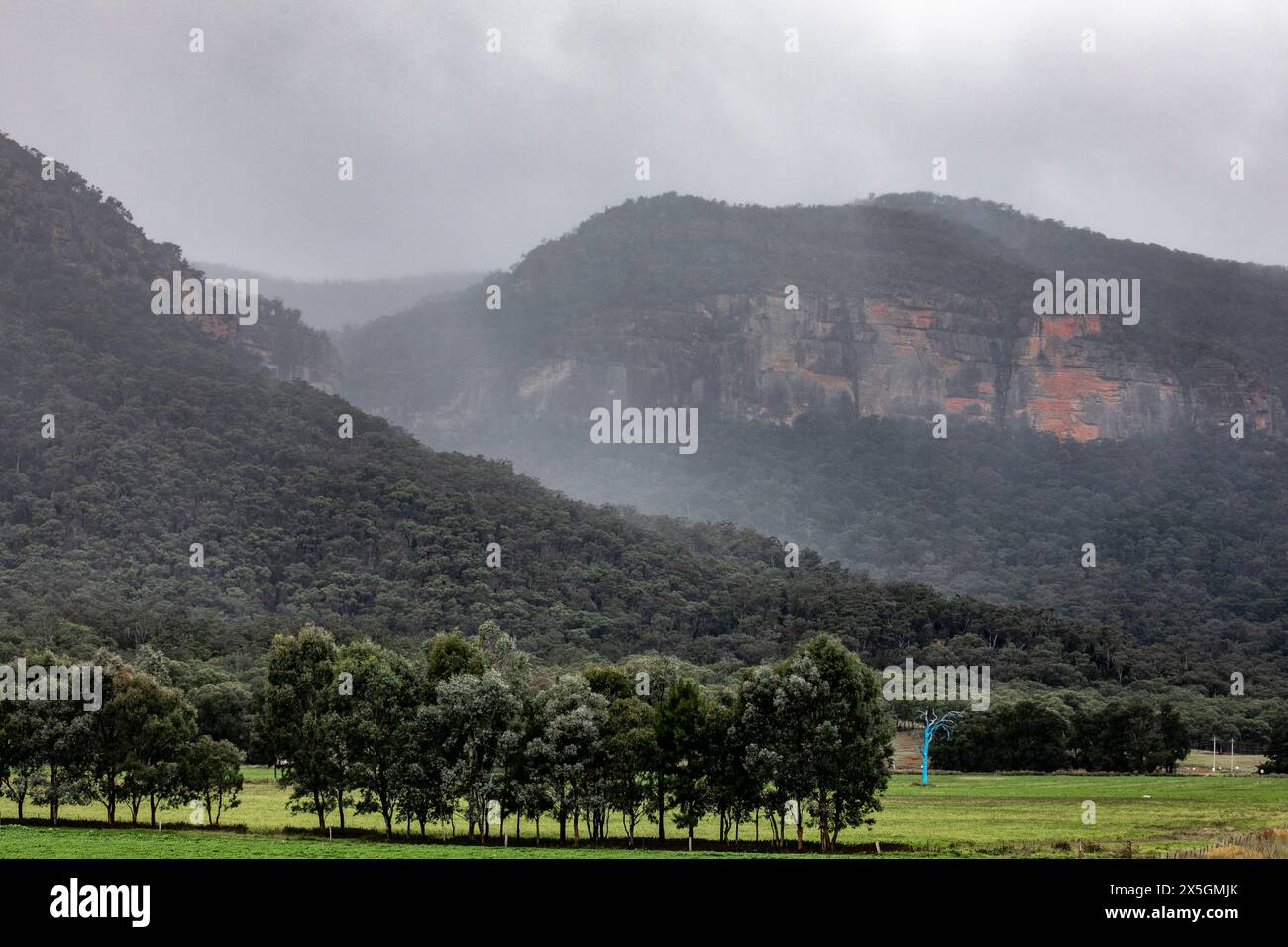 Capertee Valley and the stunning sandstone cliffs in Wollemi national ...