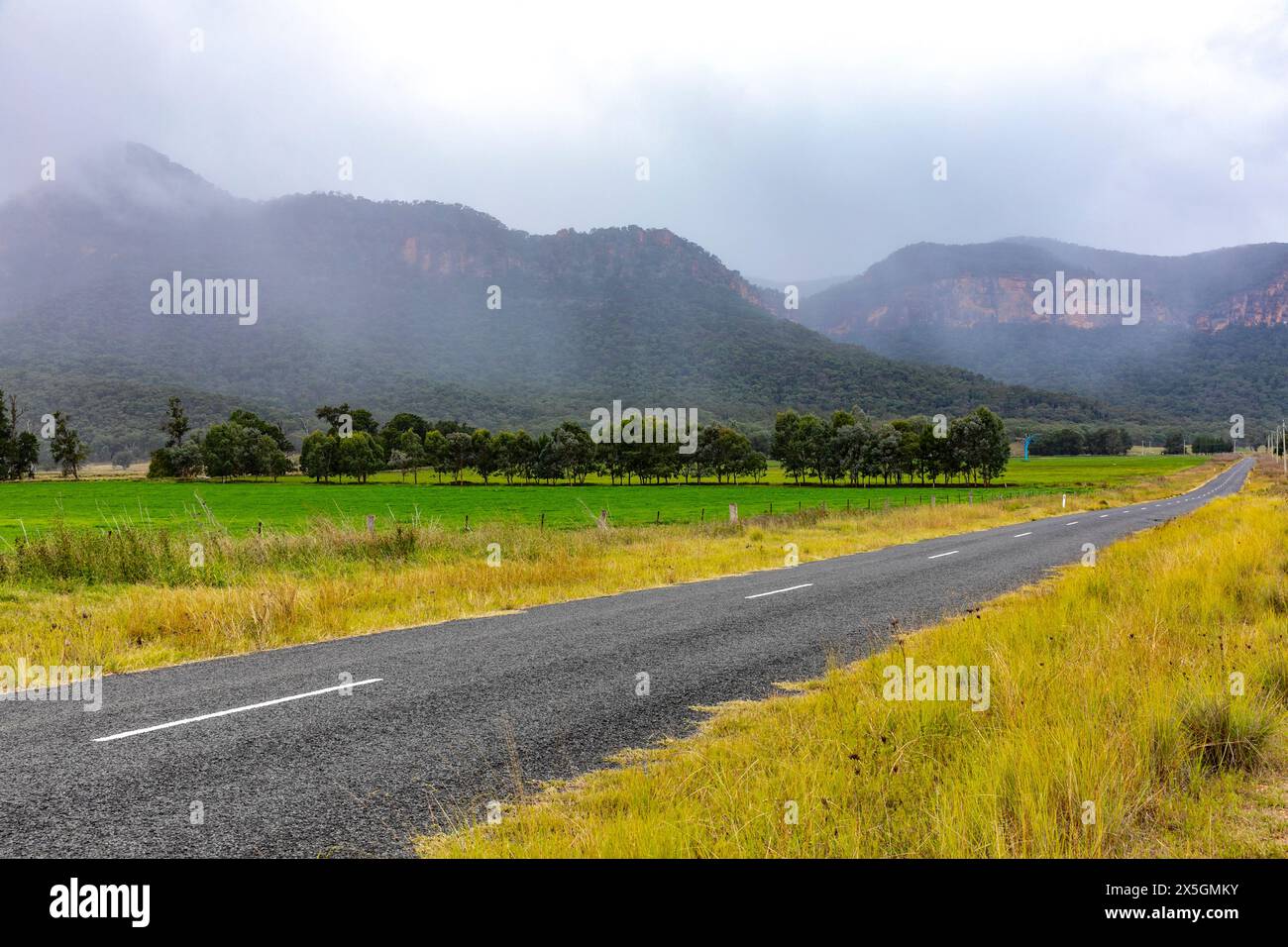 Capertee valley in New South Wales, sandstone cliffs in Wollemi ...