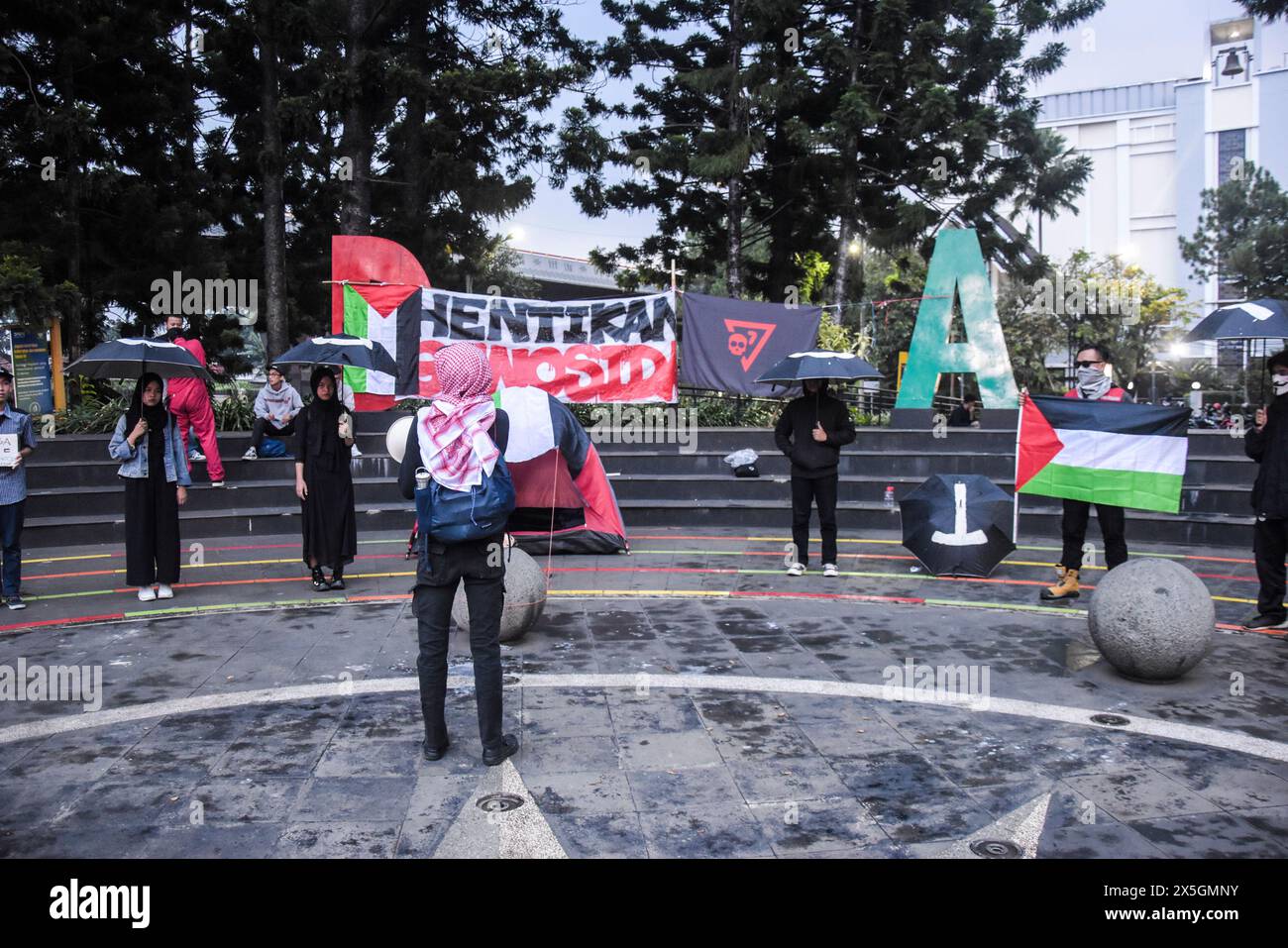 A number of masses who joined the Kamisan Action unfurled Palestinian ...