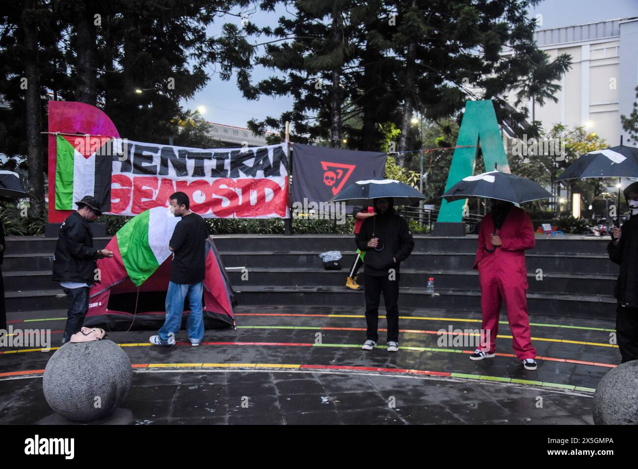 A number of masses who joined the Kamisan Action unfurled Palestinian ...
