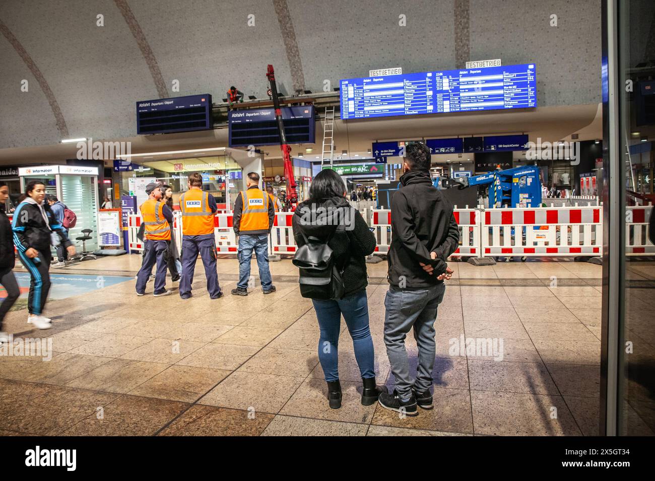 Picture of the main hall of Koln Hbf train station, belonging to DB ...