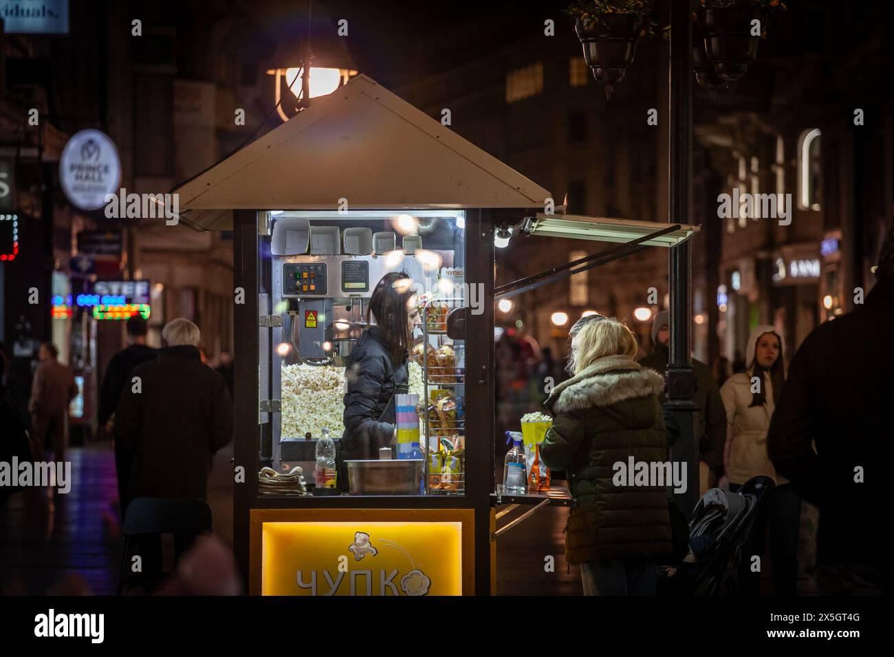 Picture of a popcorn stand at night in Belgrade, Serbia Stock Photo - Alamy