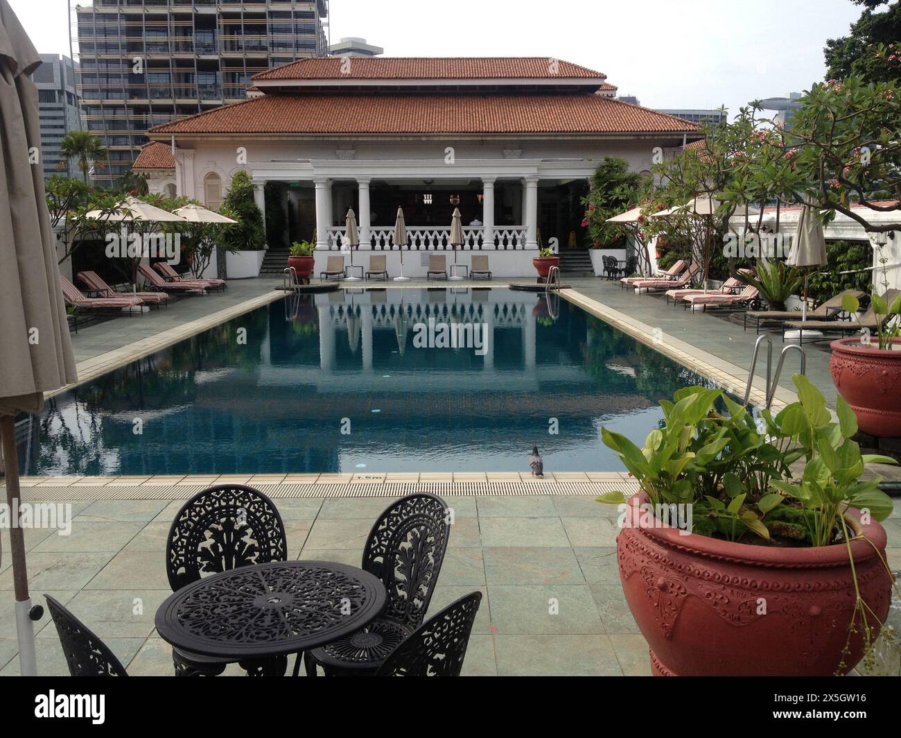 Raffles Hotel and Singapore Stock Photo - Alamy