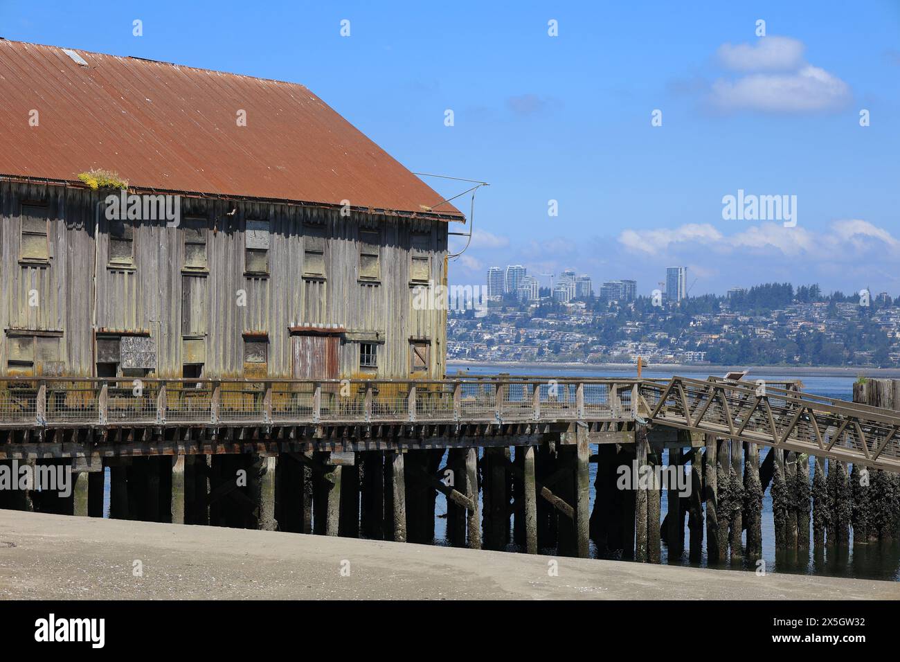 Old abandoned high rise hi-res stock photography and images - Alamy