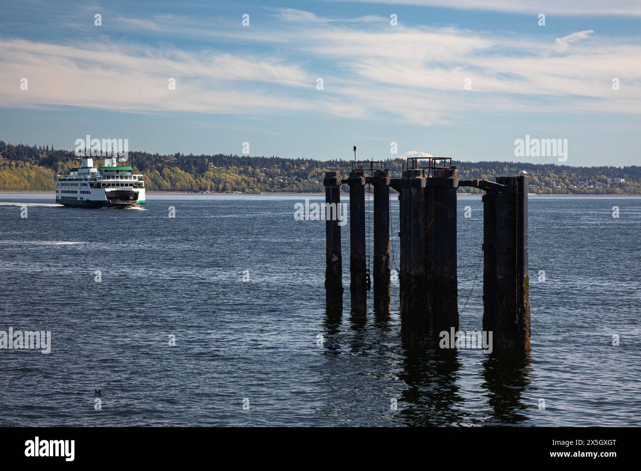 WA23222-00...WASHINGTON - Car and passenger ferry crossing Possession ...