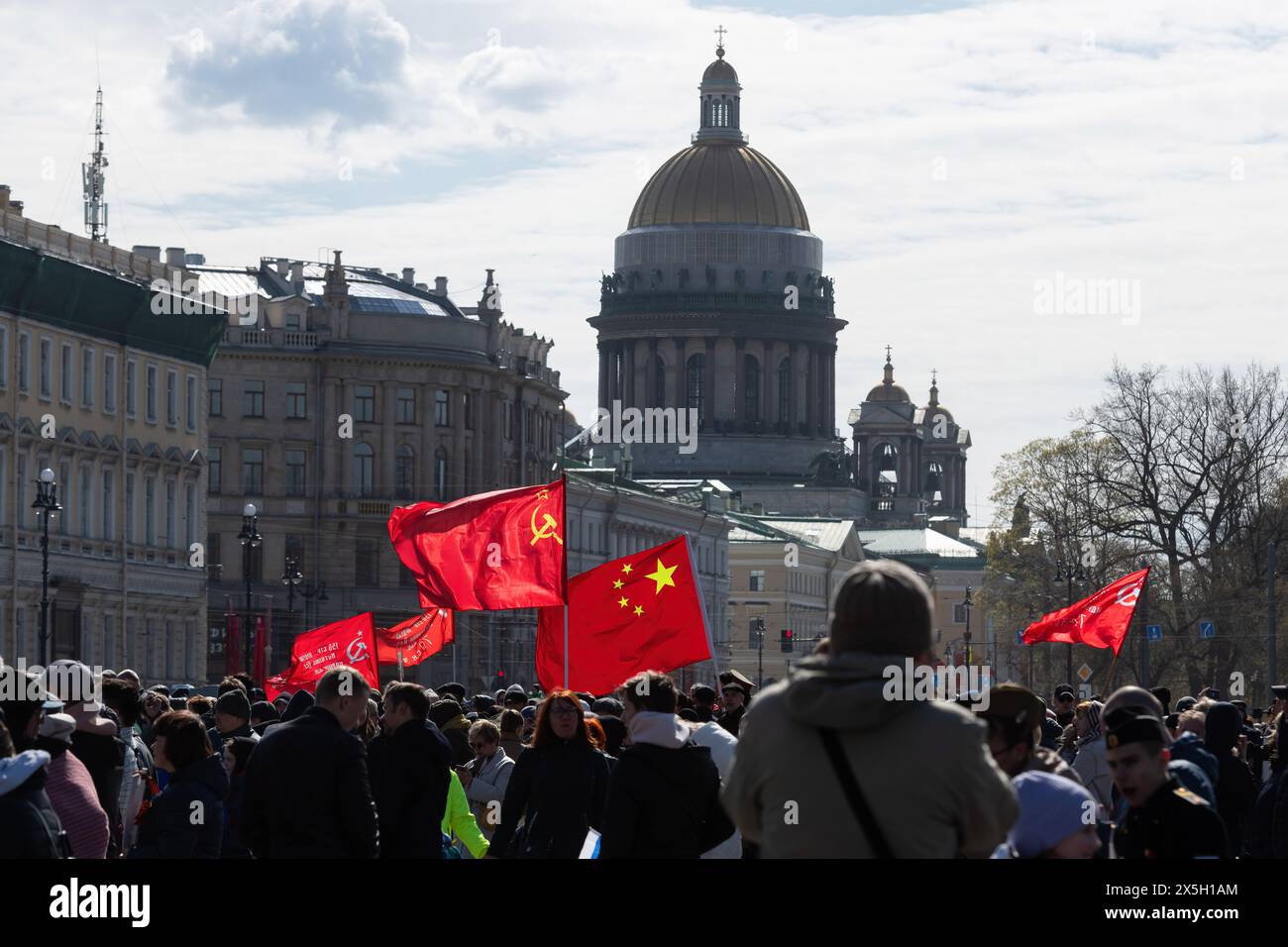 St. Petersburg, Russia. 09th May, 2024. People hold flags of the USSR ...