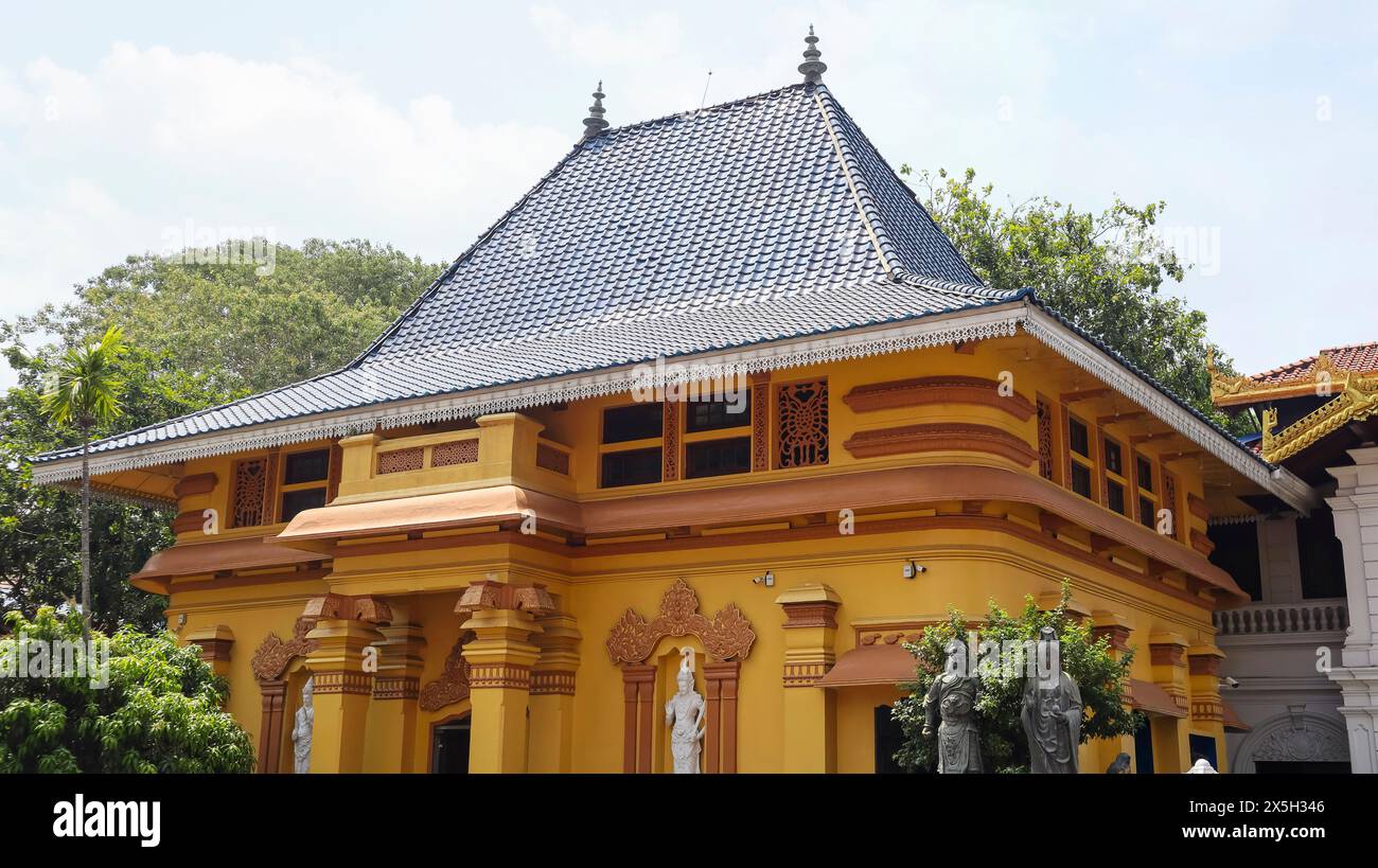 Outside View of Gangaramaya Temple, Colombo, Sri Lanka Stock Photo - Alamy