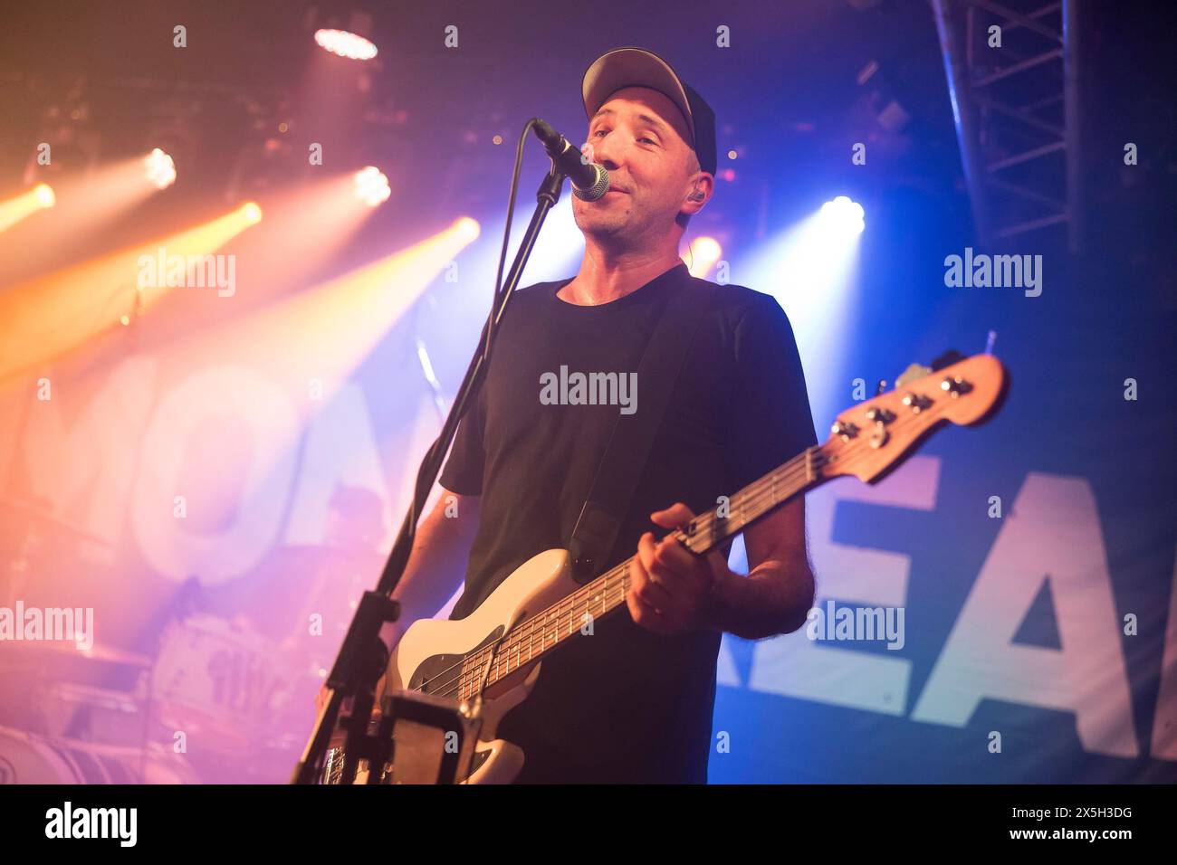 Deer, singer and bassist of Montreal live on the club tour for the new ...