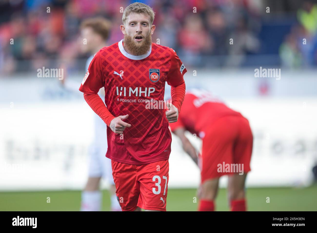 Football match, Jan-Niklas BESTE 1.FC Heidenheim running and at the ...