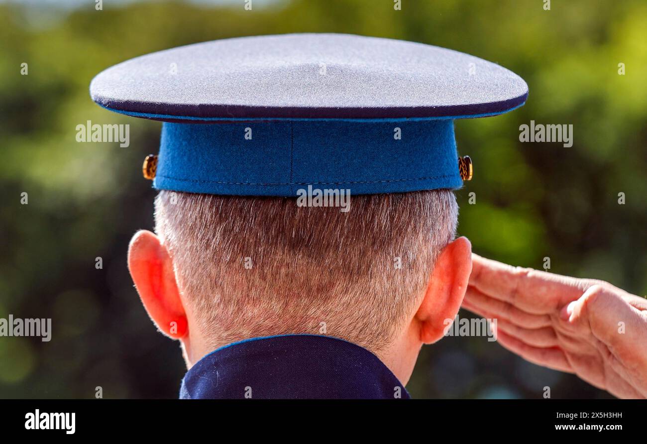 Russian officer salutes at the Soviet memorial on Strasse des 17. Juni ...