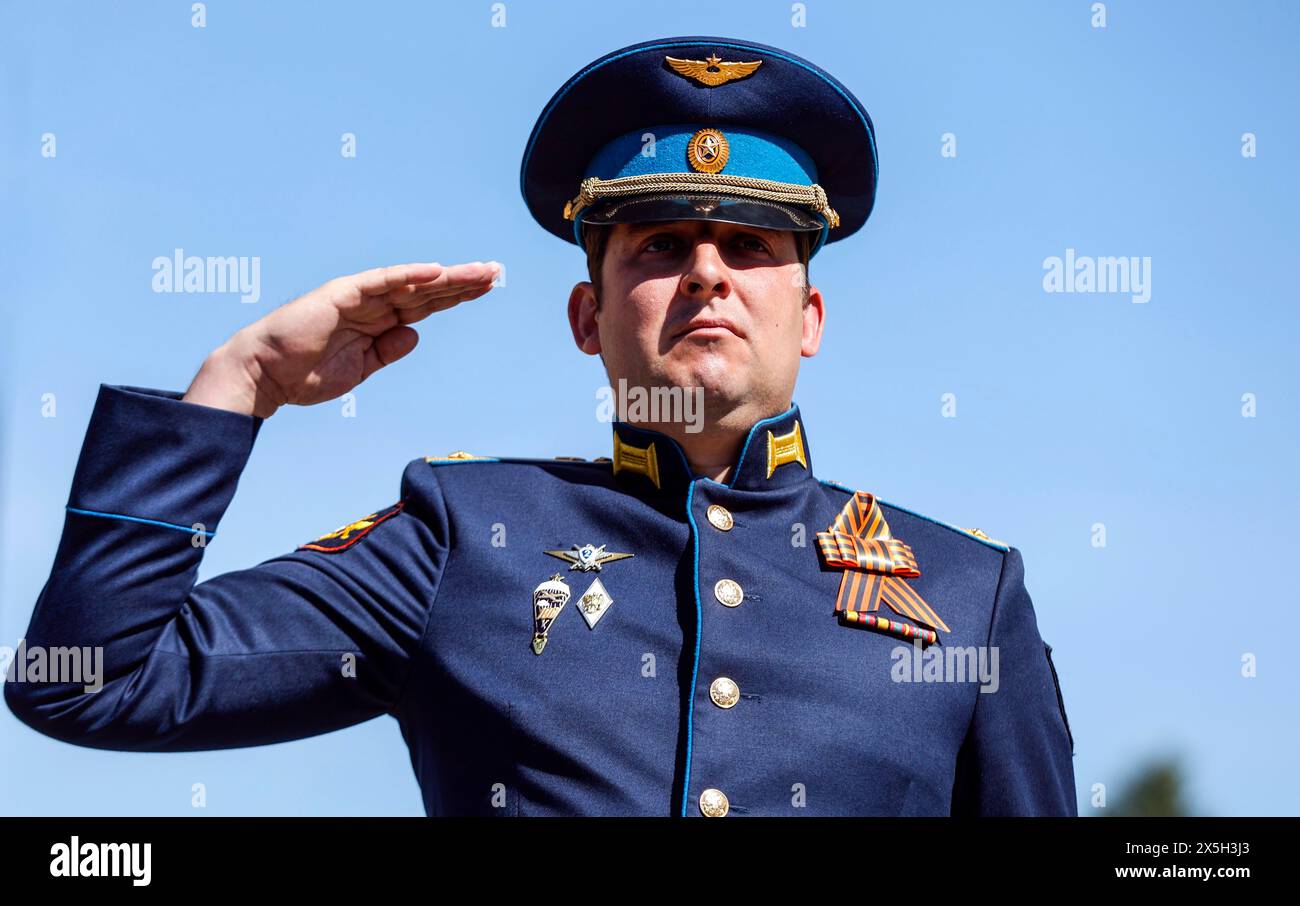 Russian officer salutes at the Soviet memorial on Strasse des 17. Juni ...