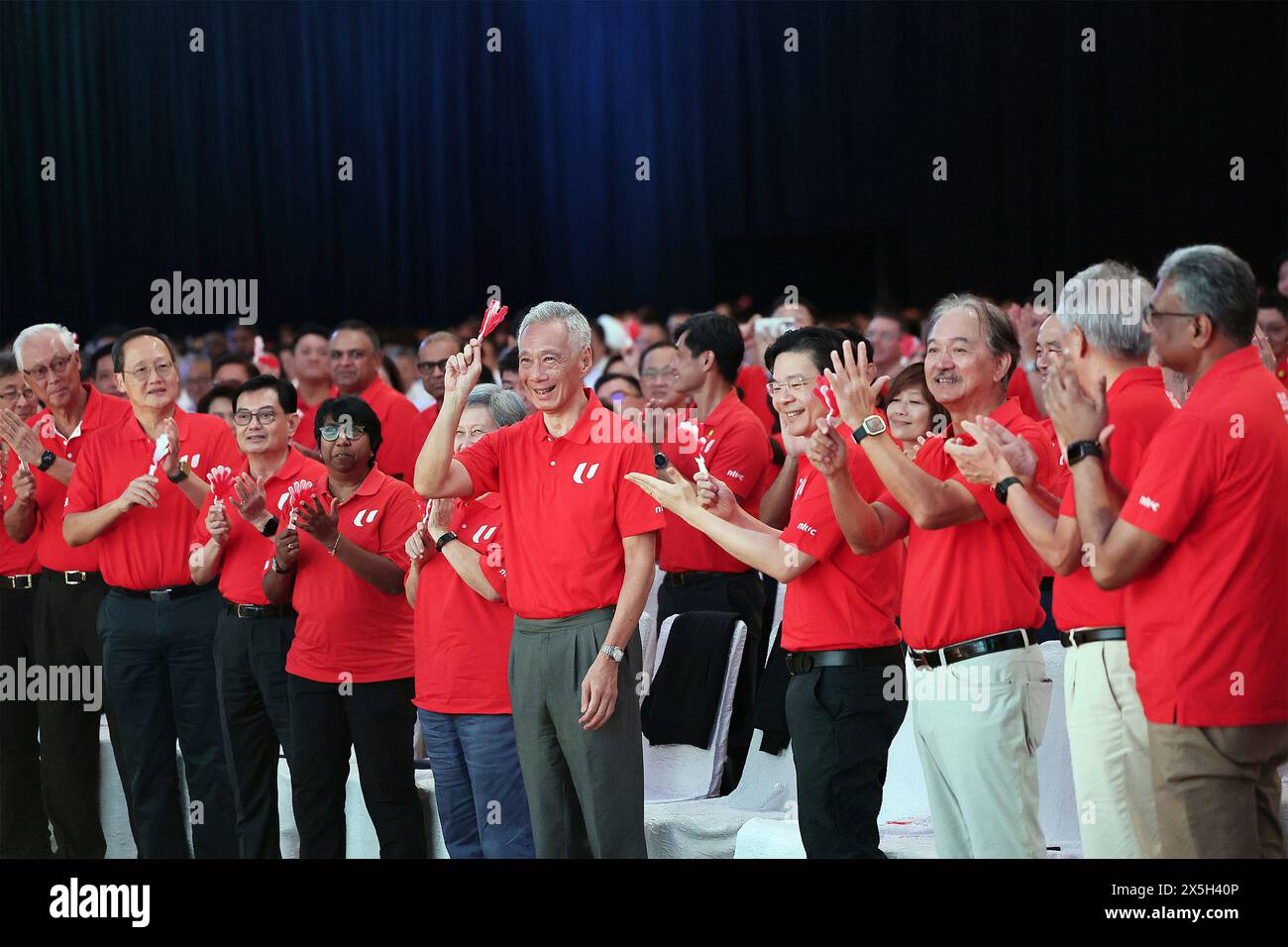 Prime Minister Lee Hsien Loong (centre) acknowledging a standing ...