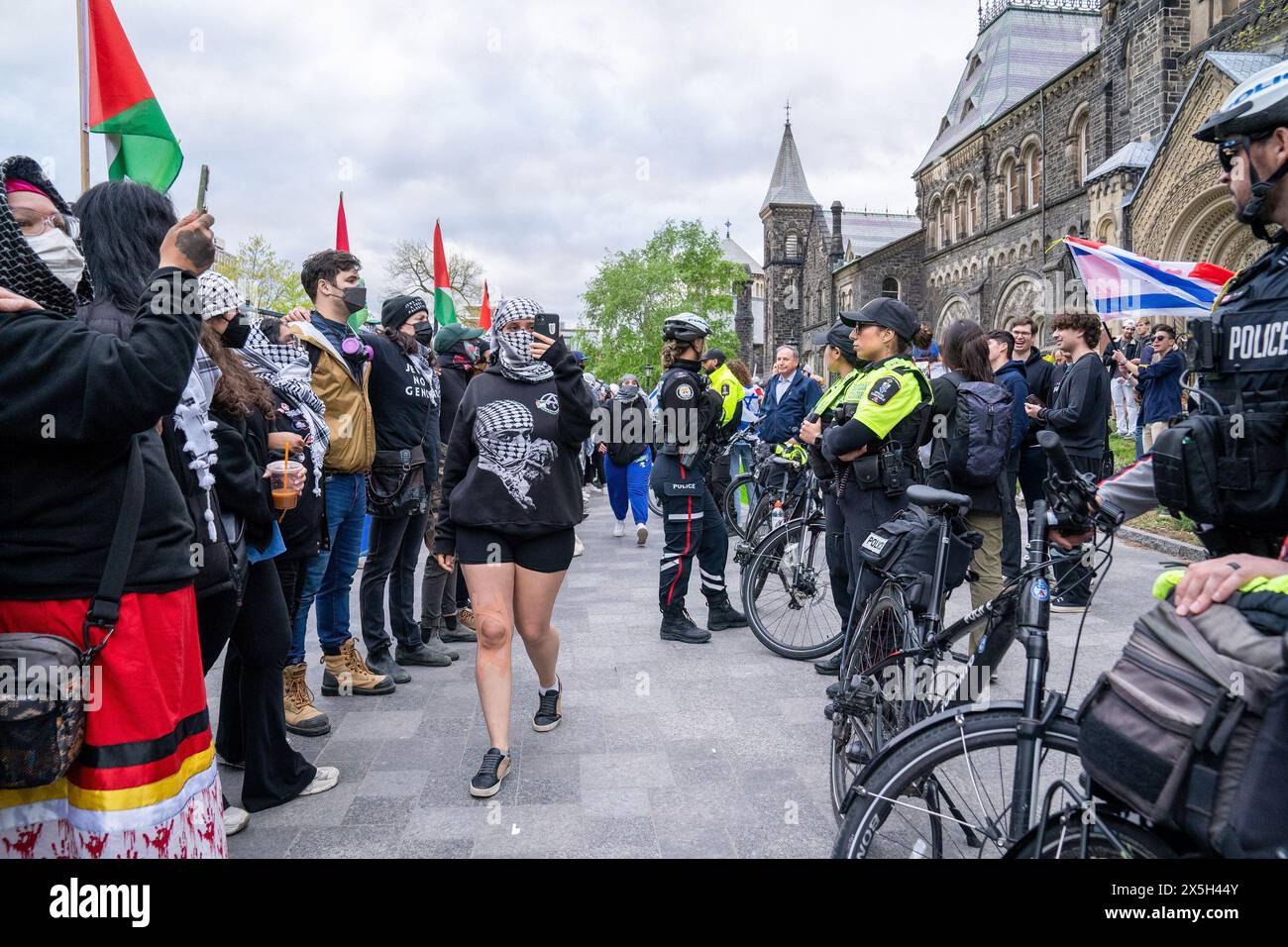 Police set up a human barricade separating Pro-Israel and Pro ...
