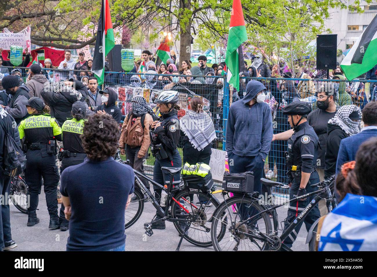 Police set up a human barricade separating Pro-Israel and Pro ...