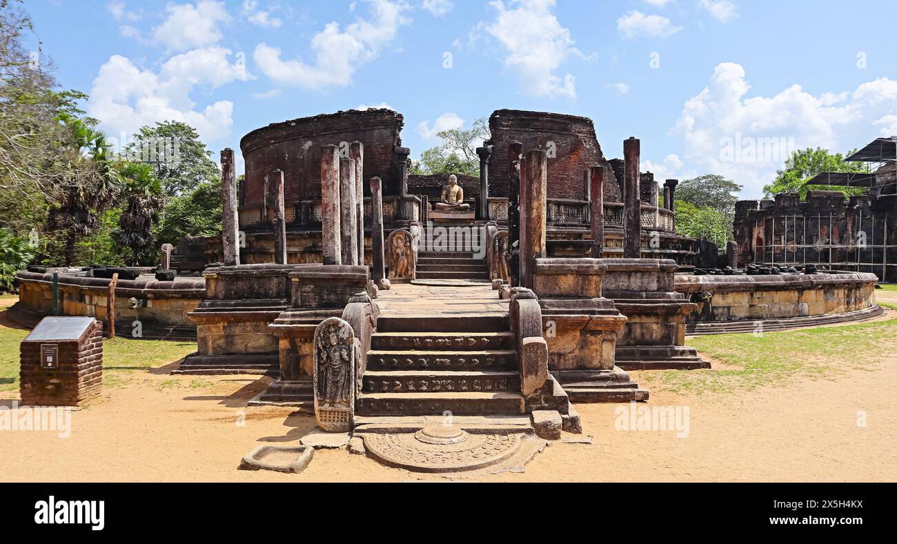 Statue of king parakramabahu hi-res stock photography and images - Alamy