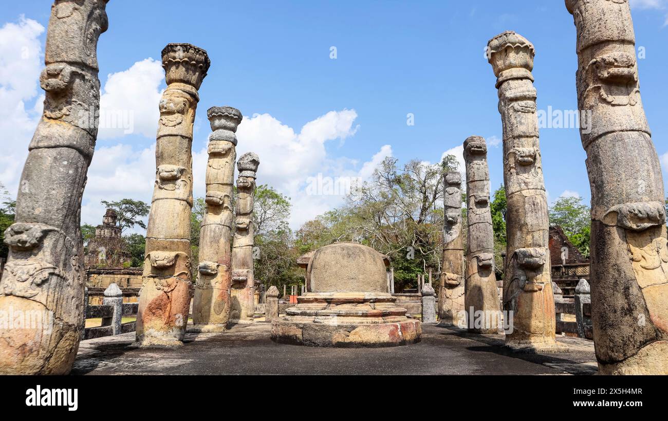 Unique Pillars of Nissankalata Mandapa, Polonnaruwa Ancient City ...
