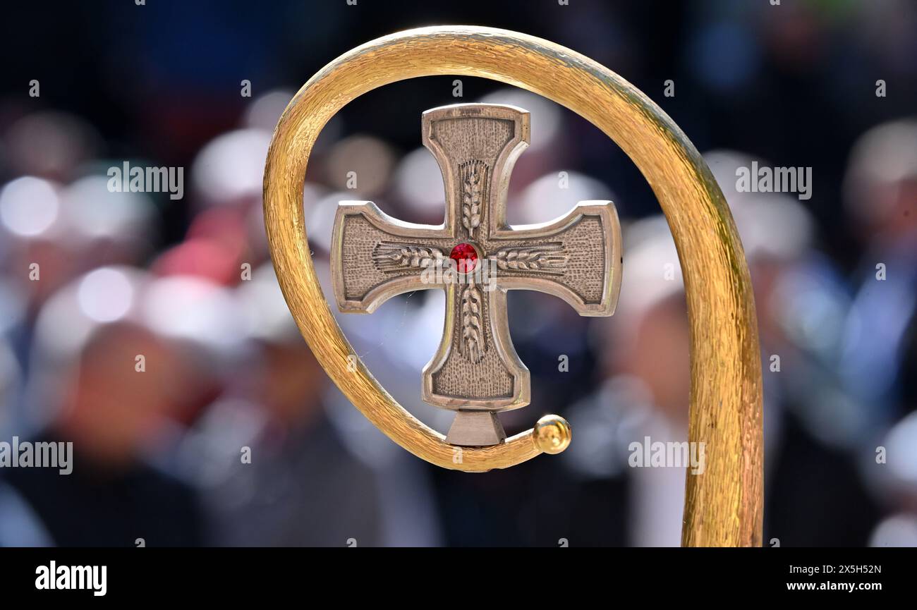 Wachstedt, Germany. 09th May, 2024. A cross in the crosier of the ...