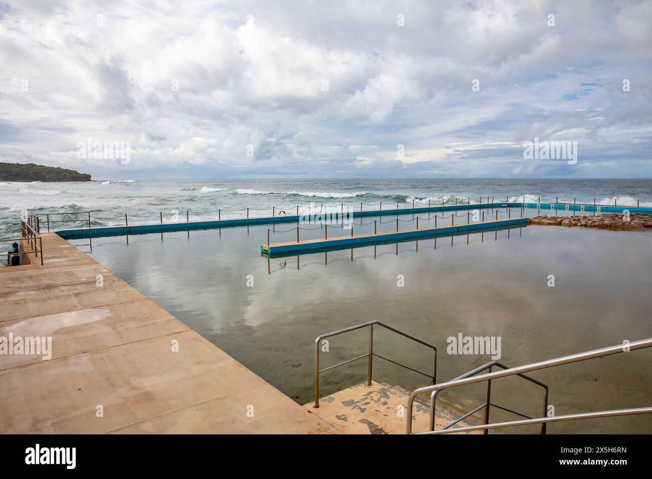 Ocean rockpool, South curl Curl beach rockpool on stormy autumn day so ...