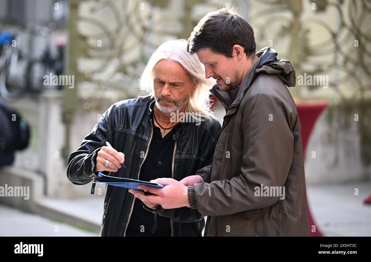 Munich, Germany. 09th May, 2024. Singer Dan Lucas (l) signs an ...