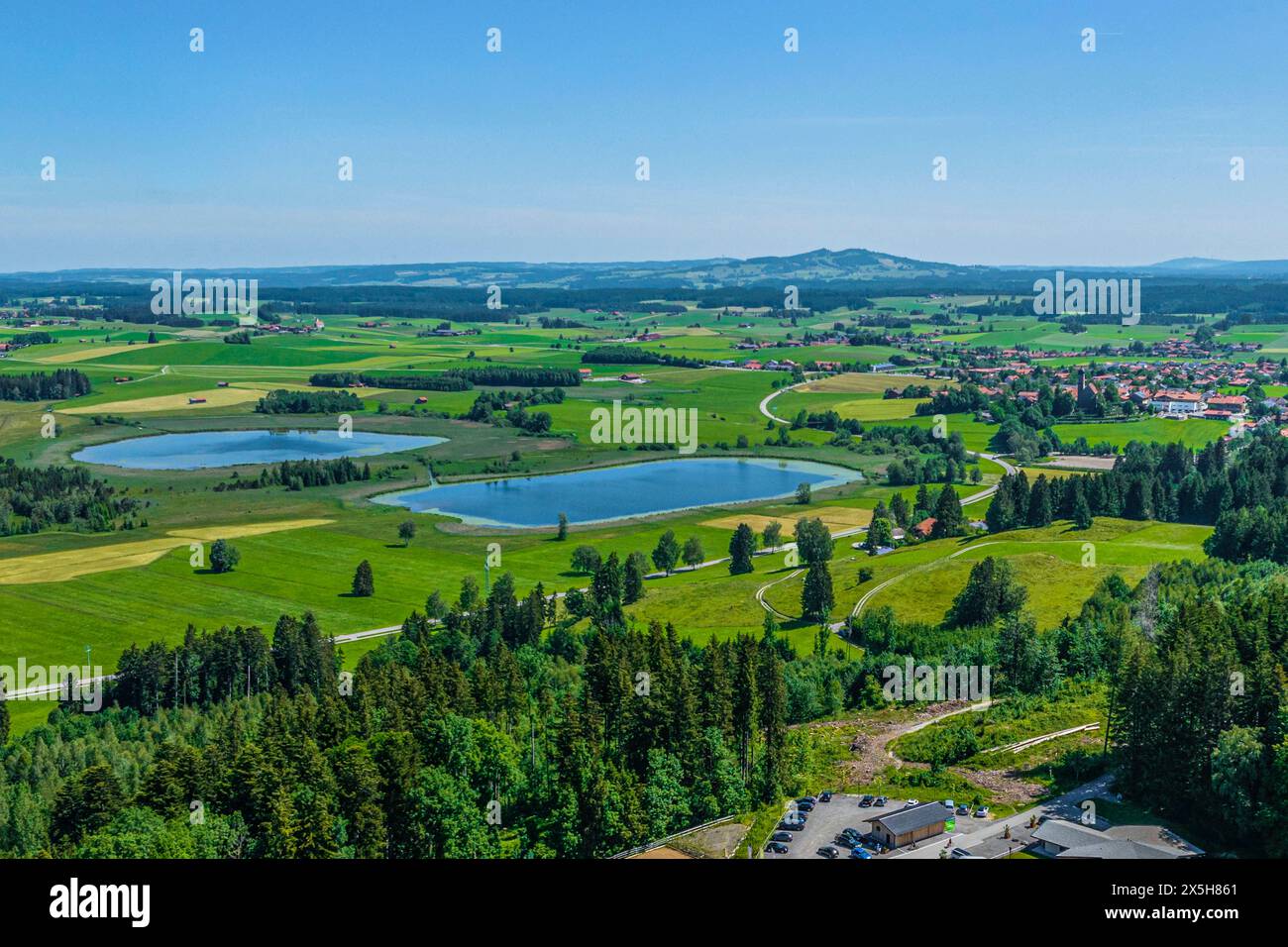 Das Alpenvorland im Ostallgäu bei Seeg-Seeleuten von oben Frühsommerliche Natur im Allgäu rund ...
