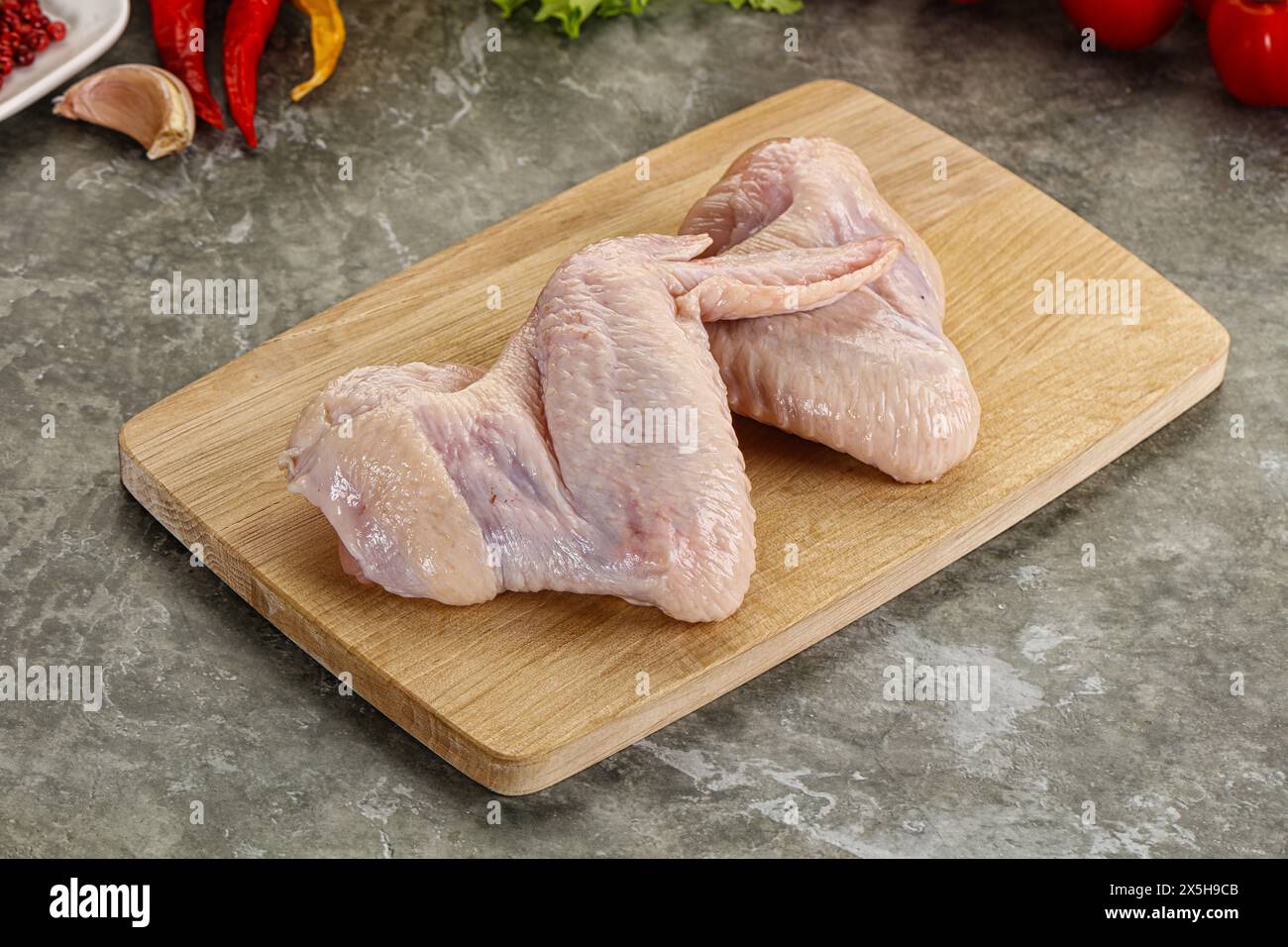Raw chicken wings foe cooking over board Stock Photo - Alamy