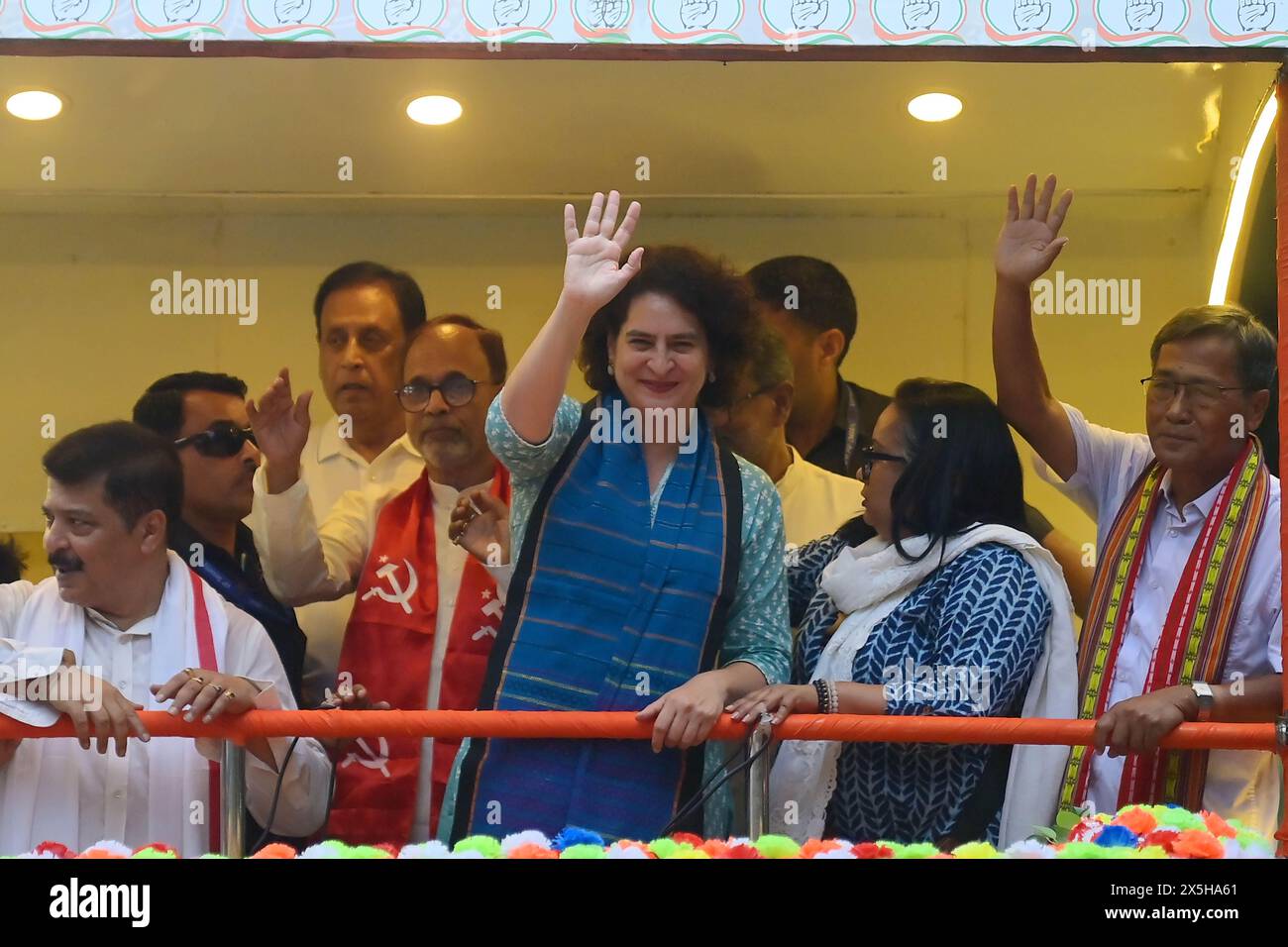 Congress leader Priyanka Gandhi Vadra joins forces with leaders of the ...