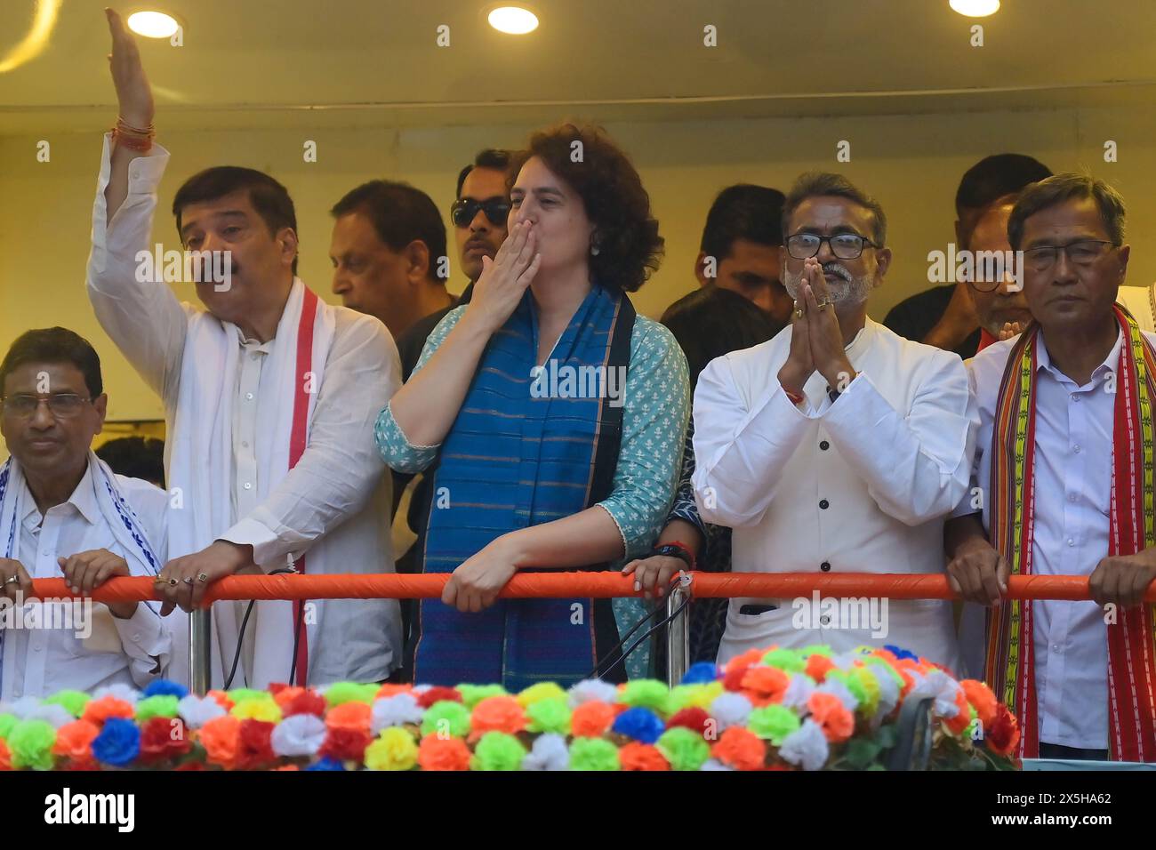 Congress leader Priyanka Gandhi Vadra joins forces with leaders of the ...