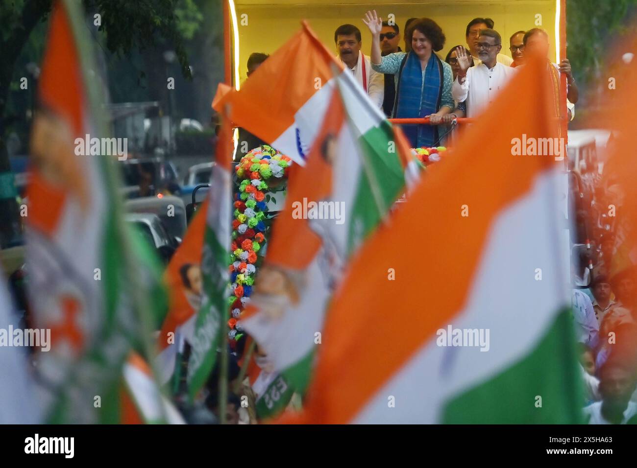 Congress leader Priyanka Gandhi Vadra joins forces with leaders of the ...