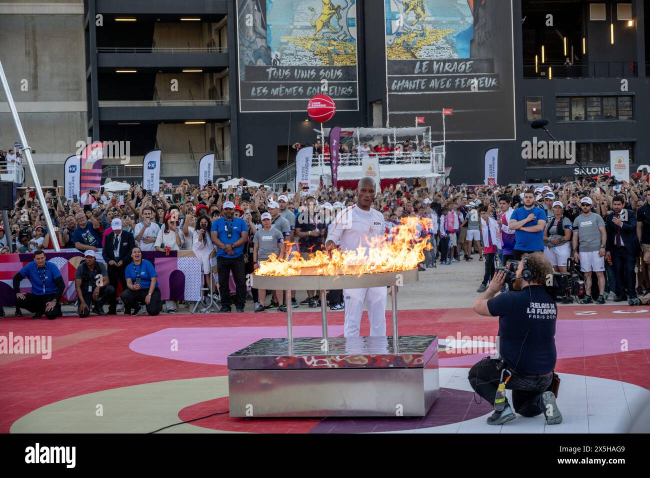 The olympic and paralympic torch relays hi-res stock photography and ...